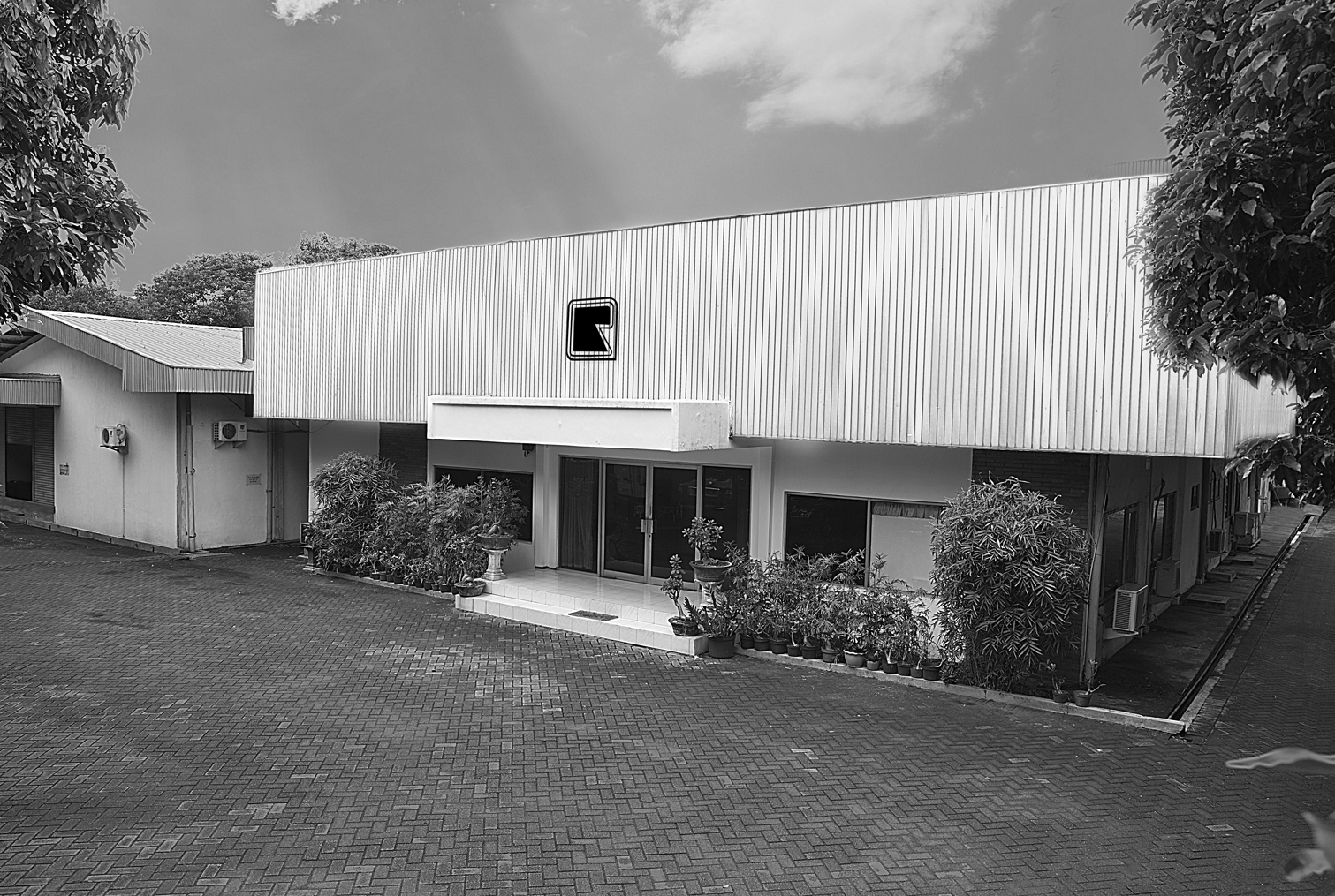 About Us | INTI COSMETICS